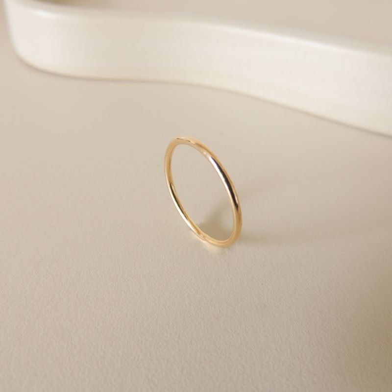 ANÉL ARO FINO LISO- OURO 18K | Joia Elegante e Sofisticada